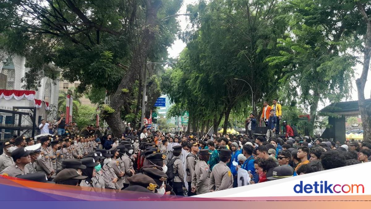 Mahasiswa Hening Cipta Saat Mulai Demo di Depan Kantor DPRD Sumut