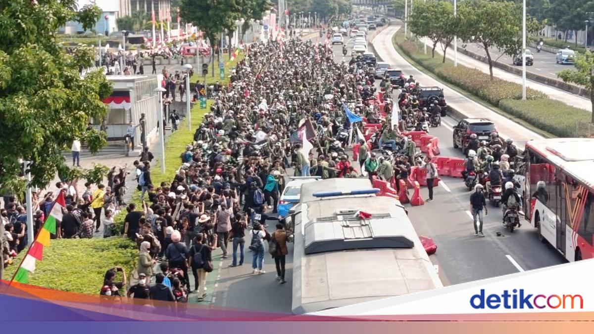 Mobil Polisi Dirusak Saat Demo di Polda Metro