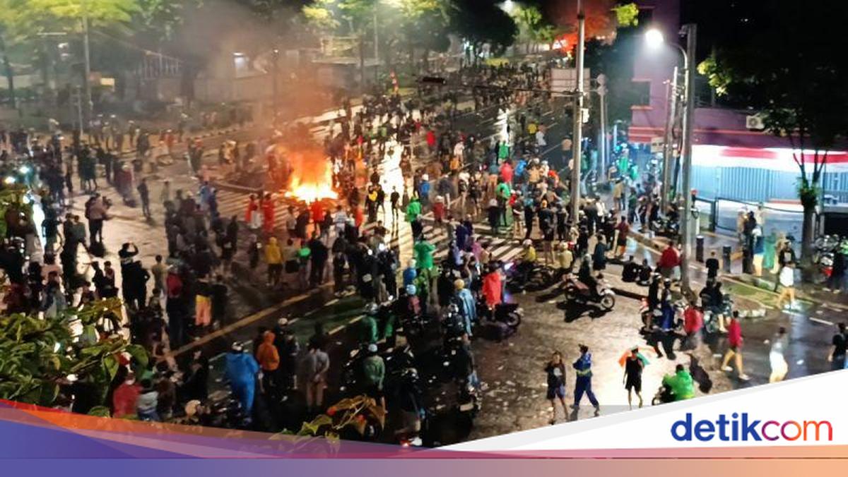 Imbas Insiden Affan, Massa Ojol Padati Area Mako Brimob Sampai Pagi