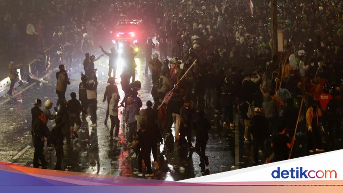 Hal-hal yang Terjadi Saat Demo Bela Affan Kurniawan Berlanjut hingga Malam