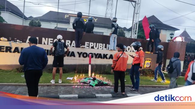 Massa Jogja Memanggil Geruduk Polda DIY!