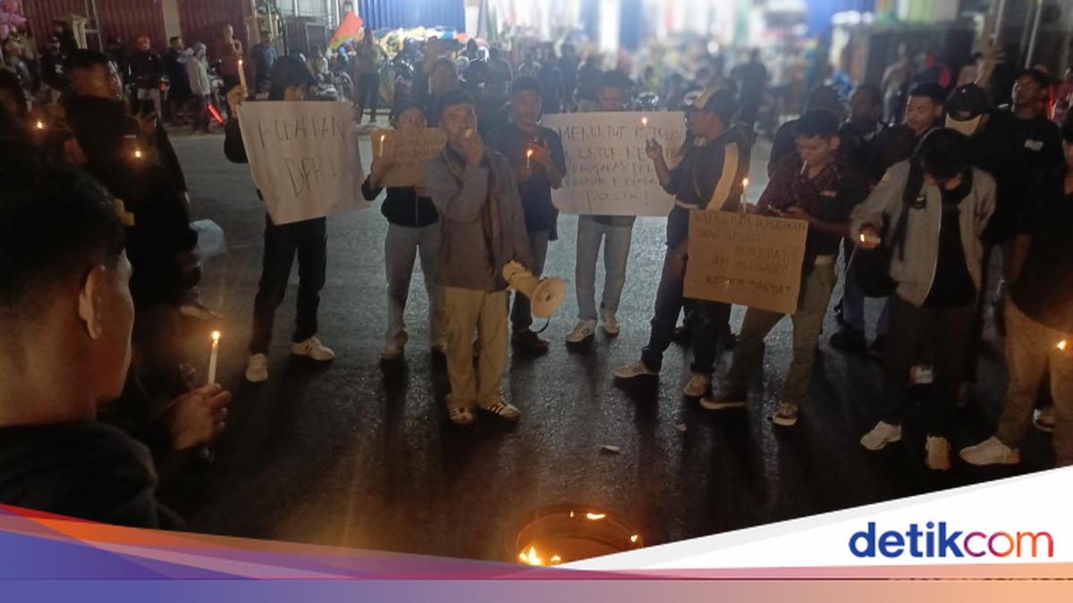 Mahasiswa Demo di Depan Polda NTT, Massa Bakar Ban