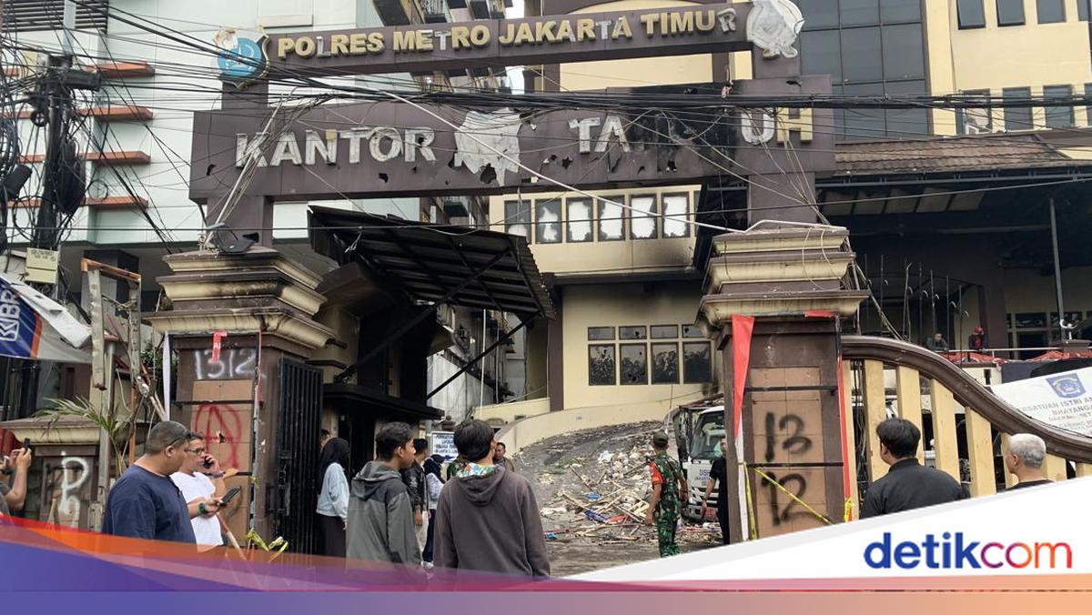 6 Polisi Terluka Saat Markas Polres Jaktim Diserang Massa