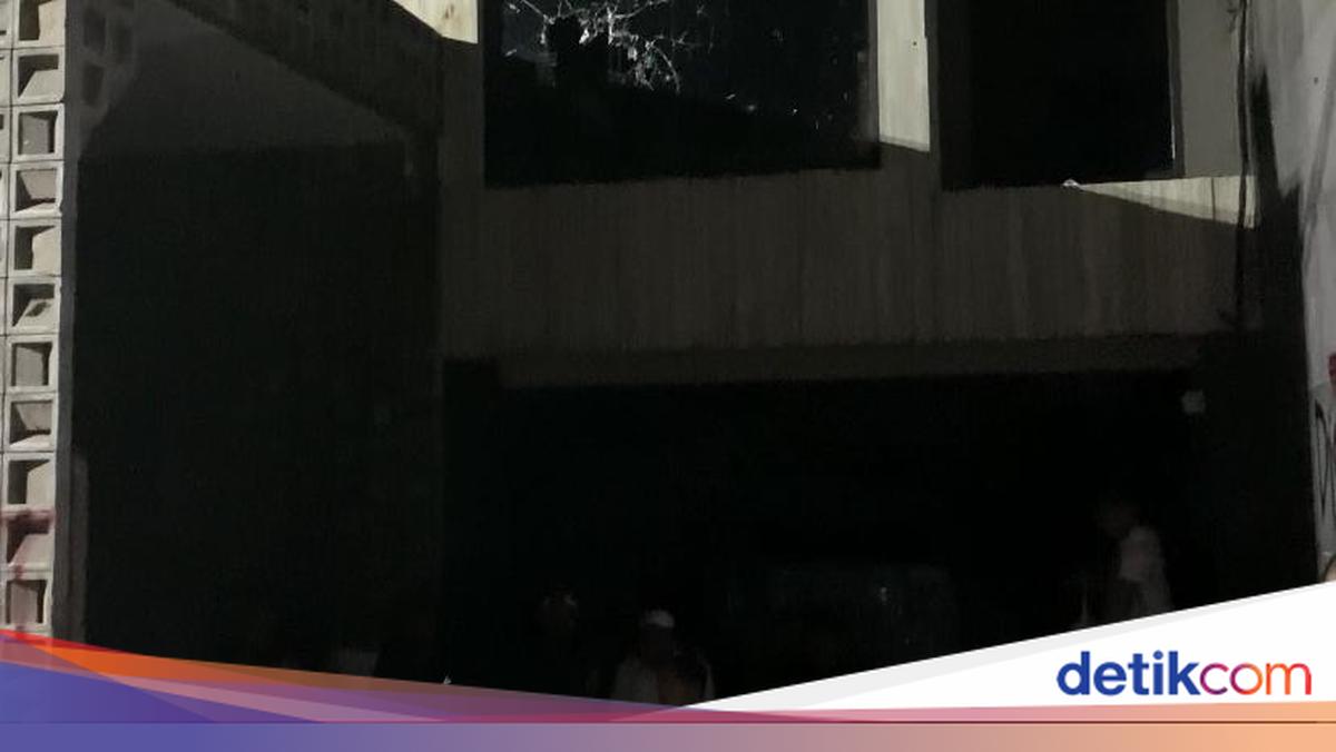 Massa Bubarkan Diri Usai Jarah Rumah Sahroni, Begini Kondisi Terkini
