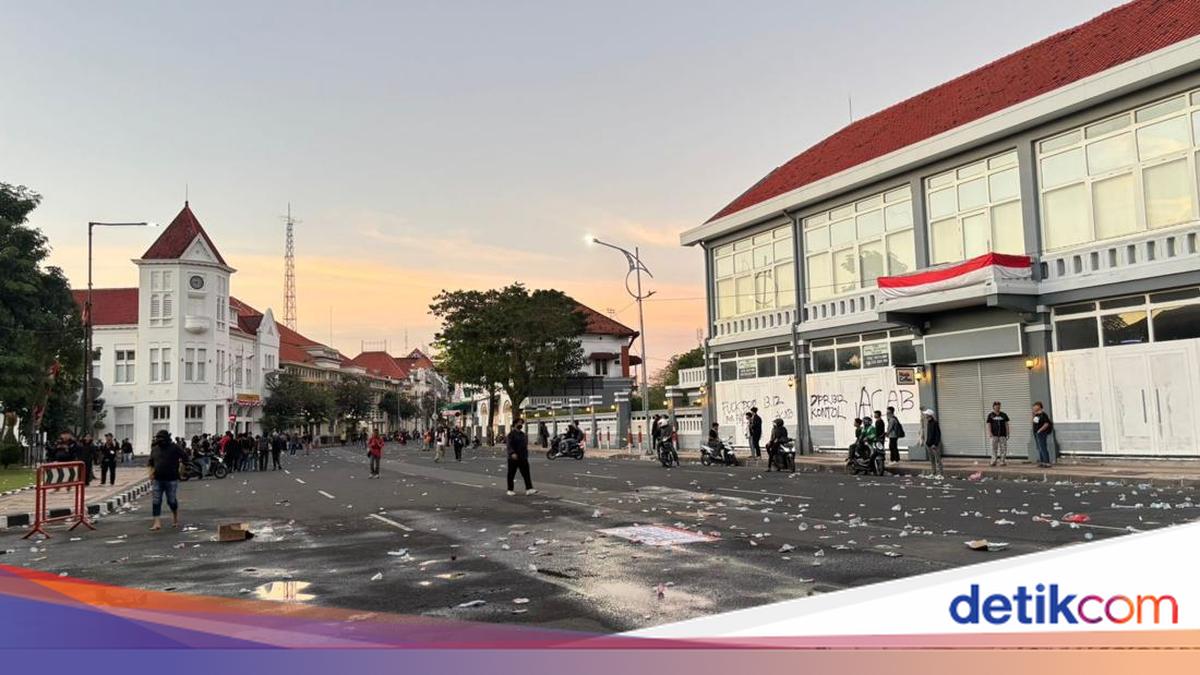 105 Polisi dan 12 TNI Terluka Selama Demo Rusuh di Jatim