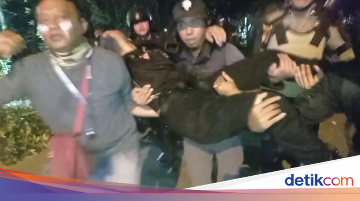 Viral Jurnalis Bopong Polisi Terluka dalam Demo di Pontianak