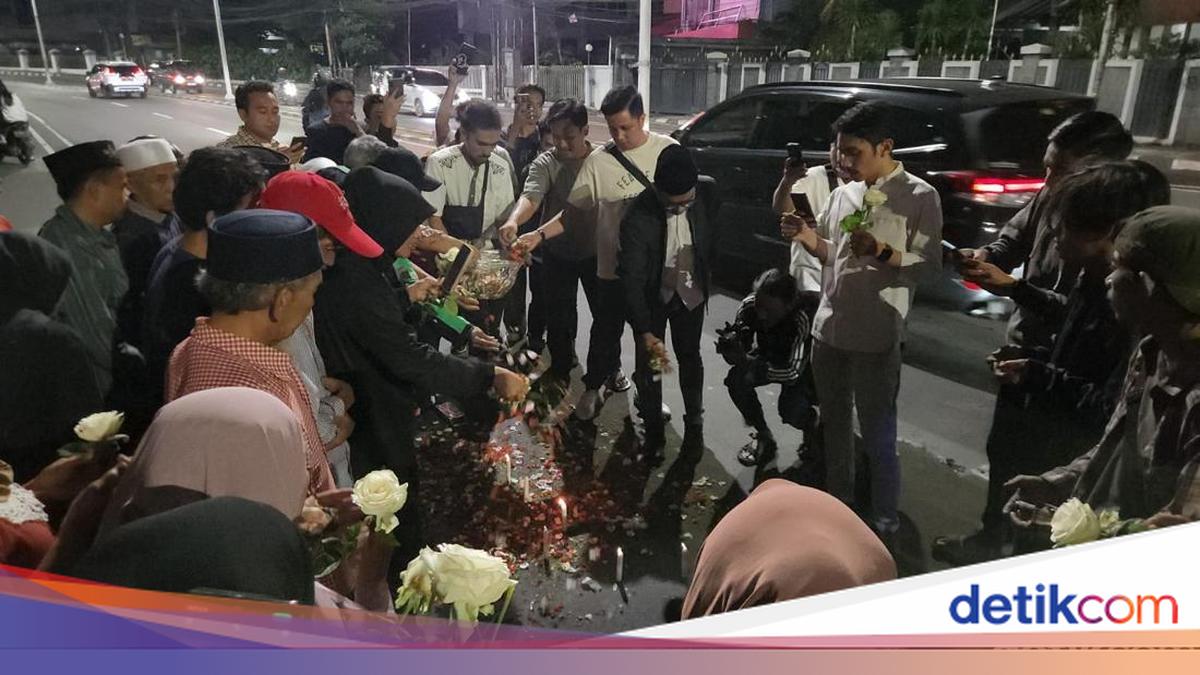 Warga Tabur Bunga-Doa Bersama di Lokasi Affan Kurniawan Tewas Dilindas