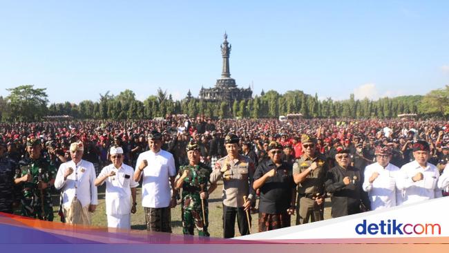 Kapolda Bali Hadiri Apel Pecalang, Tegaskan Komitmen Jaga Keamanan