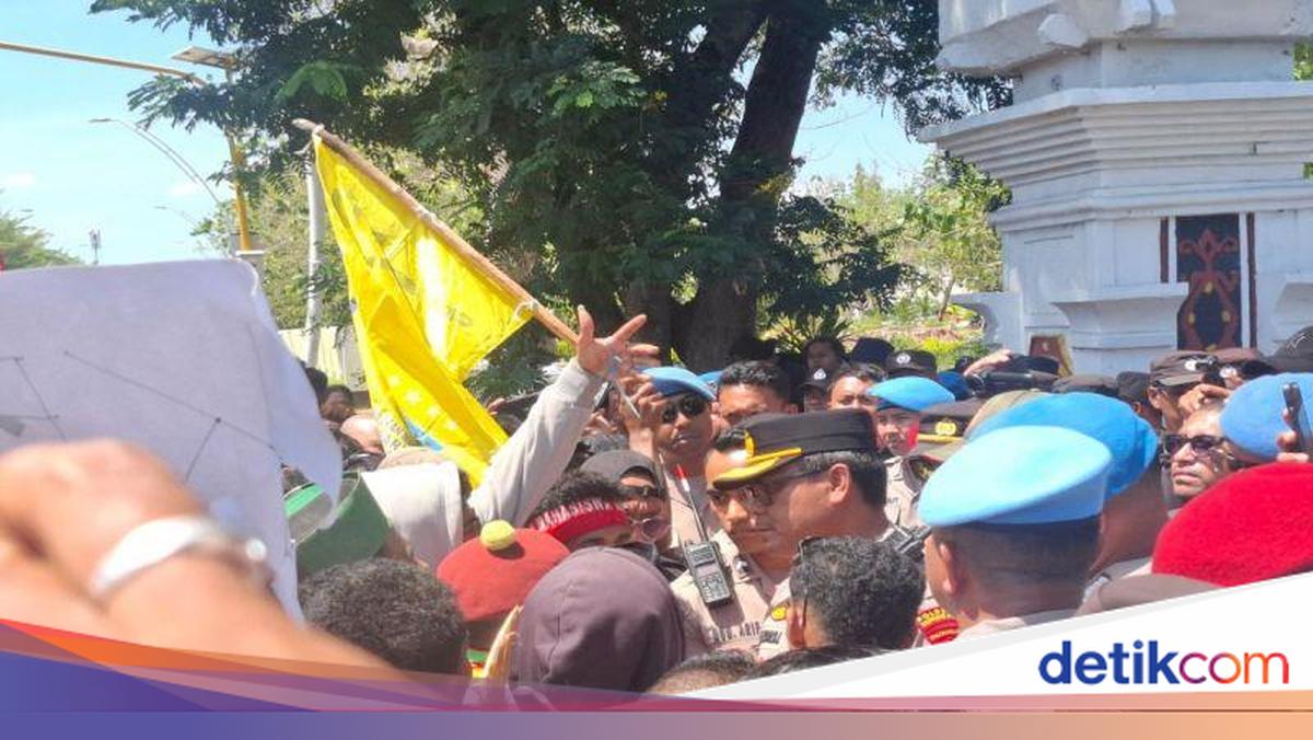 Massa Mahasiswa Demo di DPRD NTT, Tuntut Tolak Kenaikan Tunjangan DPR