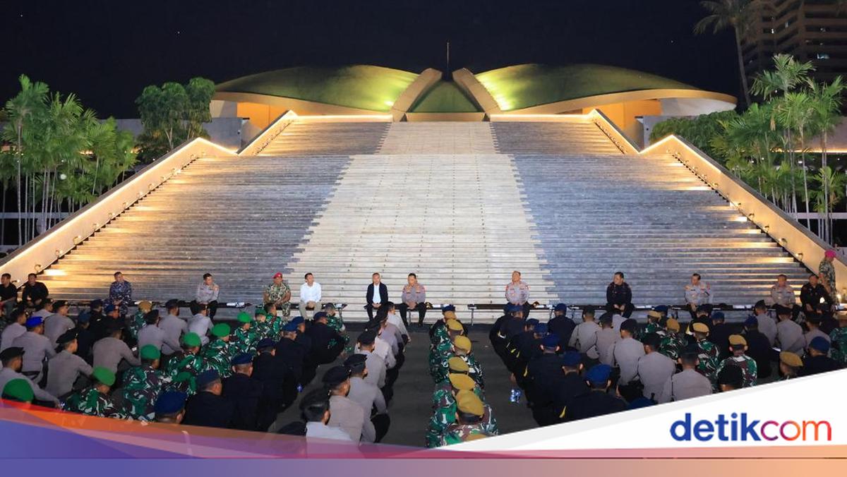 Kapolri Makan Bareng Pasukan TNI-Polri, Beri Arahan soal Penanganan Massa