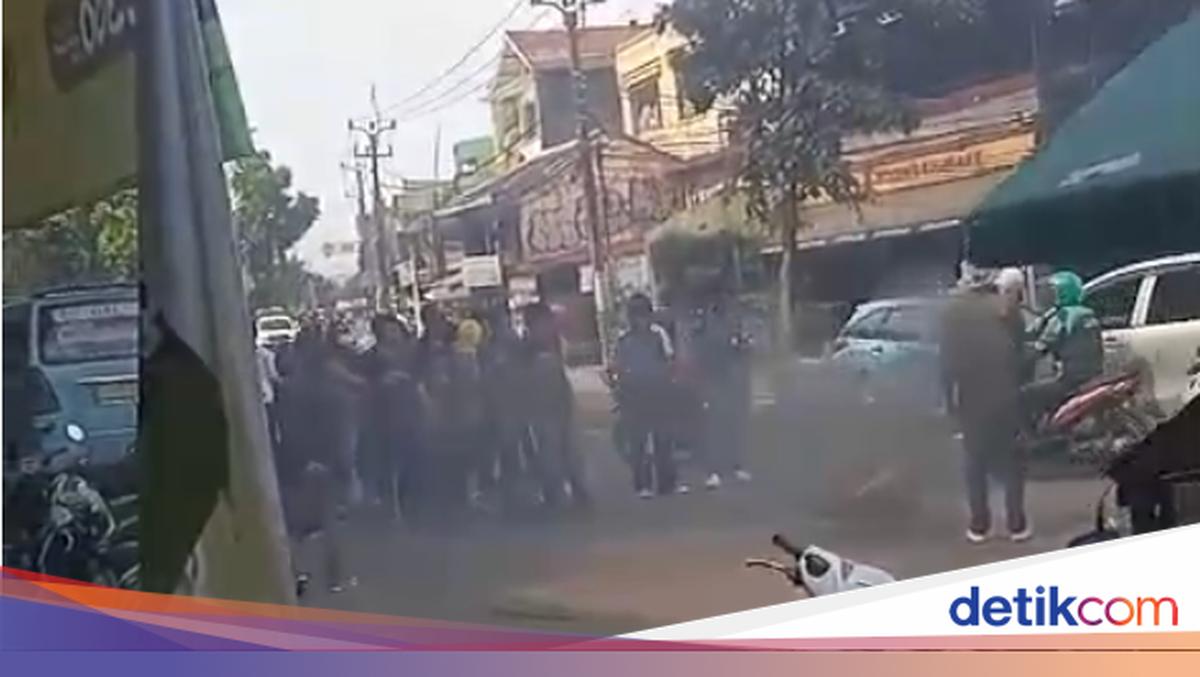Massa Demo di Depan UIN Tangsel Tuntut Usut Tuntas Tewasnya Affan