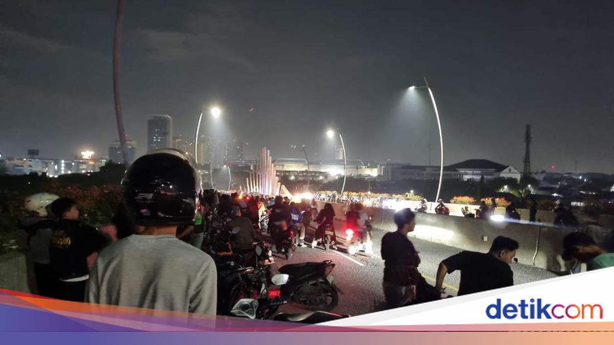 Bekasi Malam Ini: Warga Ramai di Jl Pangeran Jayakarta-Flyover Summarecon
