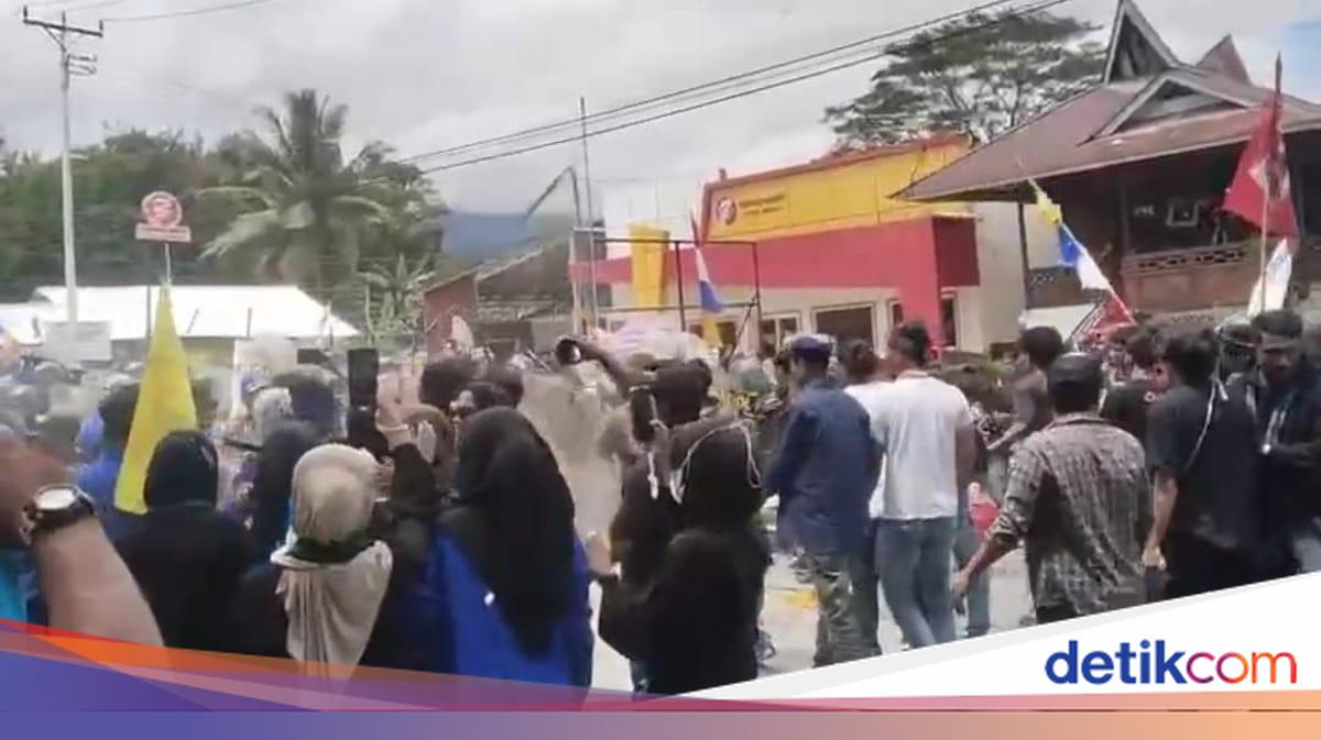 Demo di Kantor Bupati Halsel Ricuh, Mahasiswi Luka Diduga Dipukul Polisi