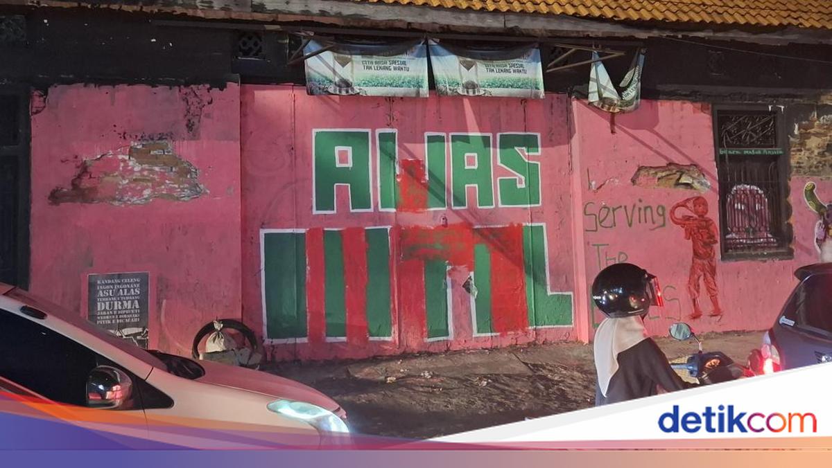 Nekatnya Seniman Jogja Bikin Mural 'Awas Intel' di Depan Aparat