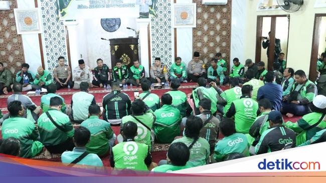 Ratusan Driver Ojol Doa Bareng untuk Affan Kurniawan di Polres Bangkalan