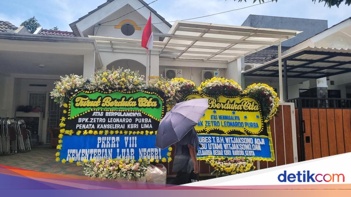Karangan Bunga Berjejer di Rumah Duka Staf KBRI Peru
