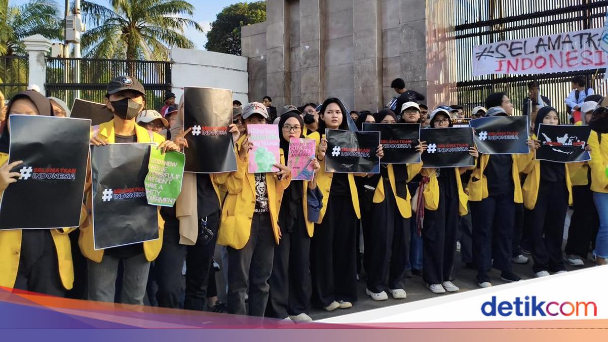 Aksi Damai di DPR, BEM SI Ramai-ramai Angkat Poster 'Selamatkan Indonesia'
