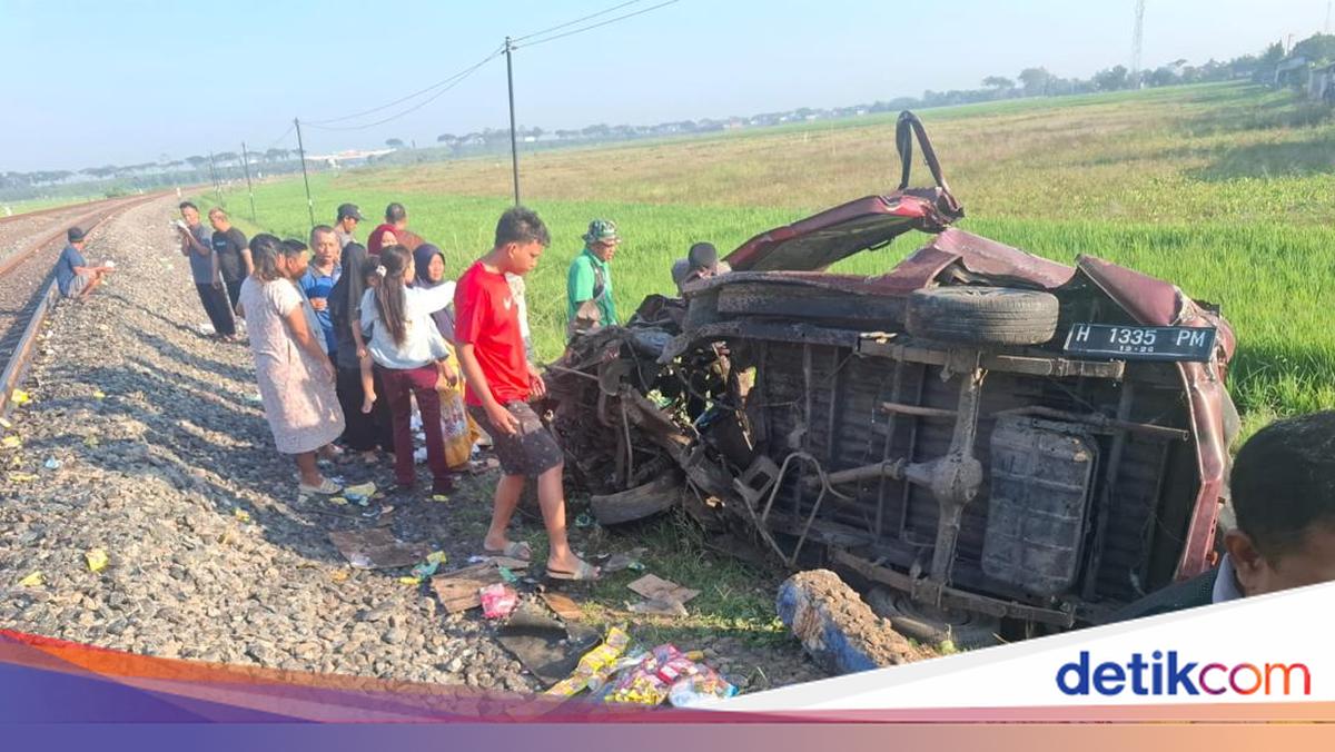Viral Warga Jarah Muatan Mobil Tertabrak KA di Kendal, Ini Kata Polisi