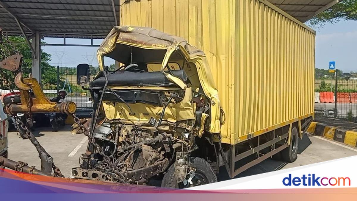 Truk Sundul Truk di Tol Pekalongan, 2 Orang Tewas