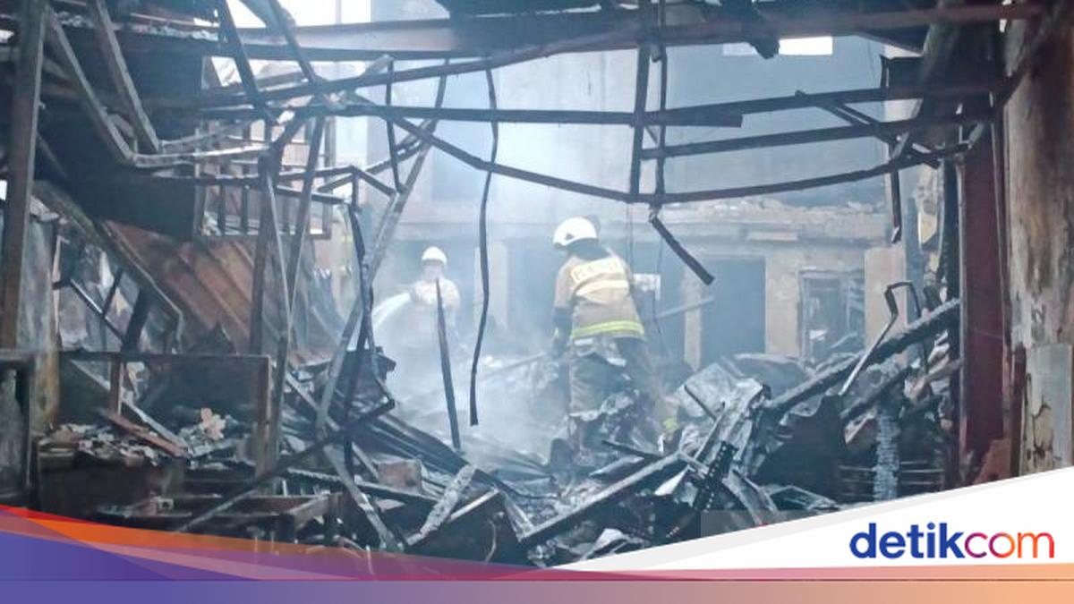 Kebakaran di Jalan Fatmawati Hanguskan Food Court, Kerugian Rp 1,2 M