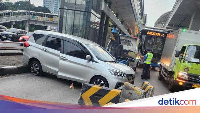 Kecelakaan Mobil Tabrak Pembatas Jalan, Lalin di Gatsu Arah Semanggi Macet