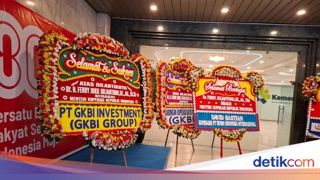 Karangan Bunga Berjejer Jelang Sertijab Menkop Ferry