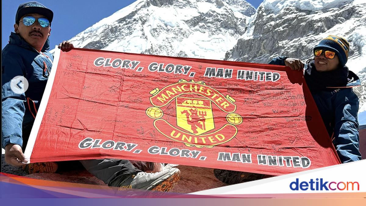 Heboh Bendera Manchester United Berkibar di Puncak... Gunung Everest