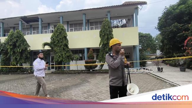 Siswa SMK di Cileungsi Bogor Sementara Belajar dari Rumah Usai Atap Ambruk