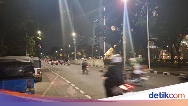 Demo Buruh-Ojol di Patung Kuda Bubar, Jalan Merdeka Selatan Kembali Normal