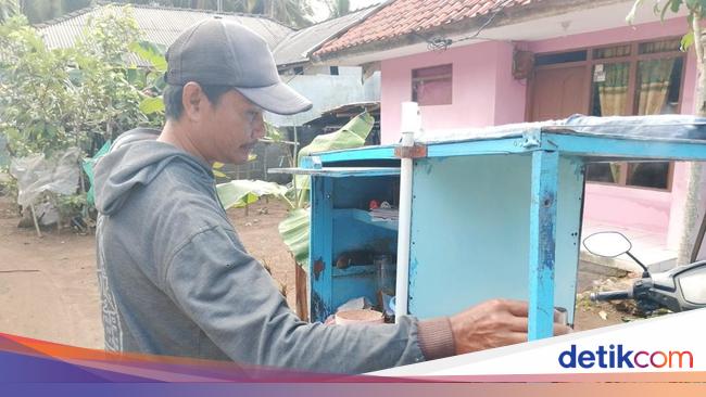 Cerita Reza, Hidup dari Jualan Kue Putu di Pangandaran