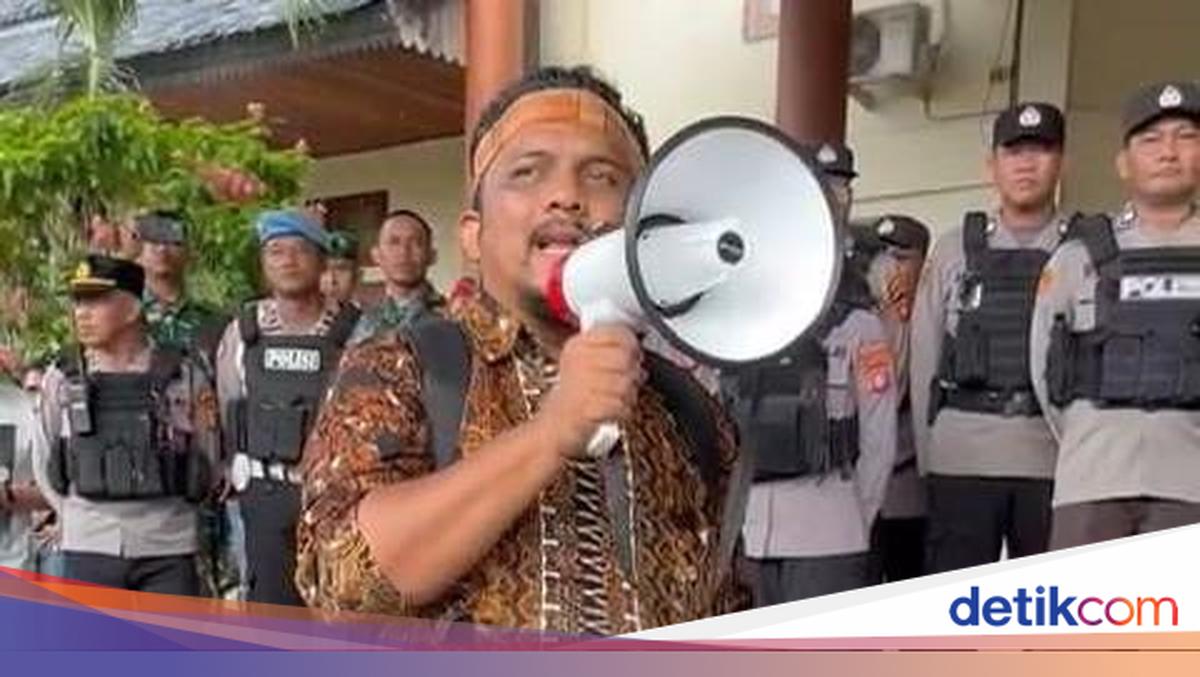 Massa Datangi DPRD Kobar, Desak Tanda Tangan Tuntutan 17 + 8