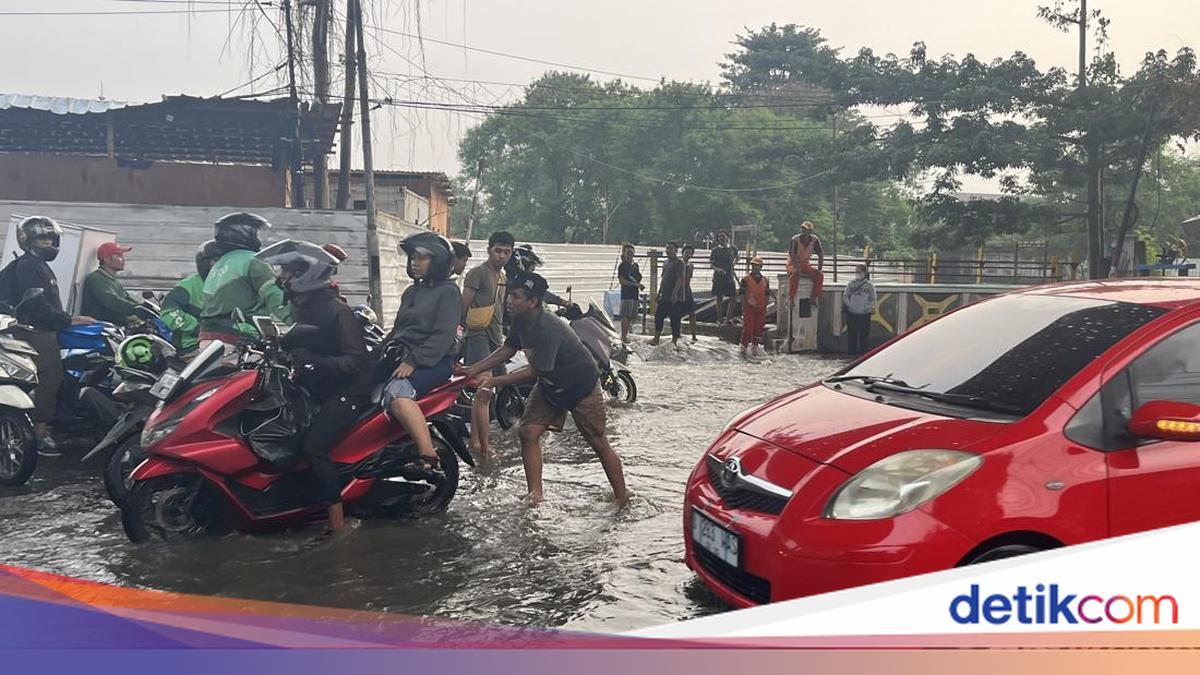 Update Banjir di Jaksel: 6 RT Tergenang, Ketinggian Air Capai 50 Cm
