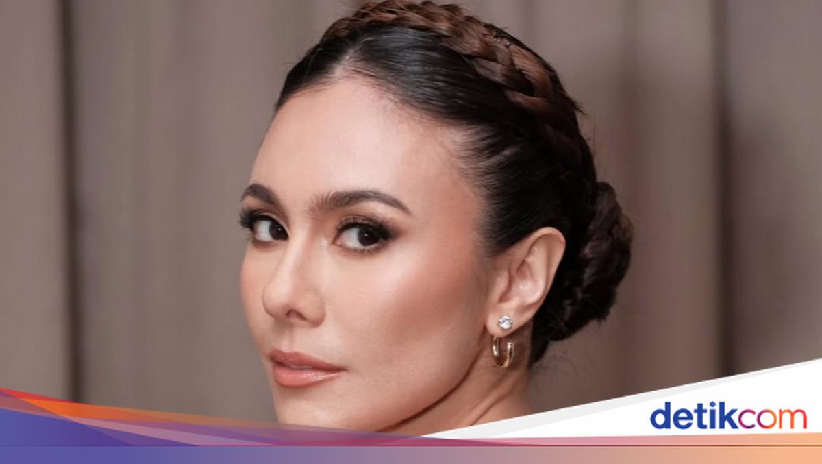 Foto: Wulan Guritno Bergaya Bak Dewi Dengan Gaun Nude, Pamer Tato di Punggung