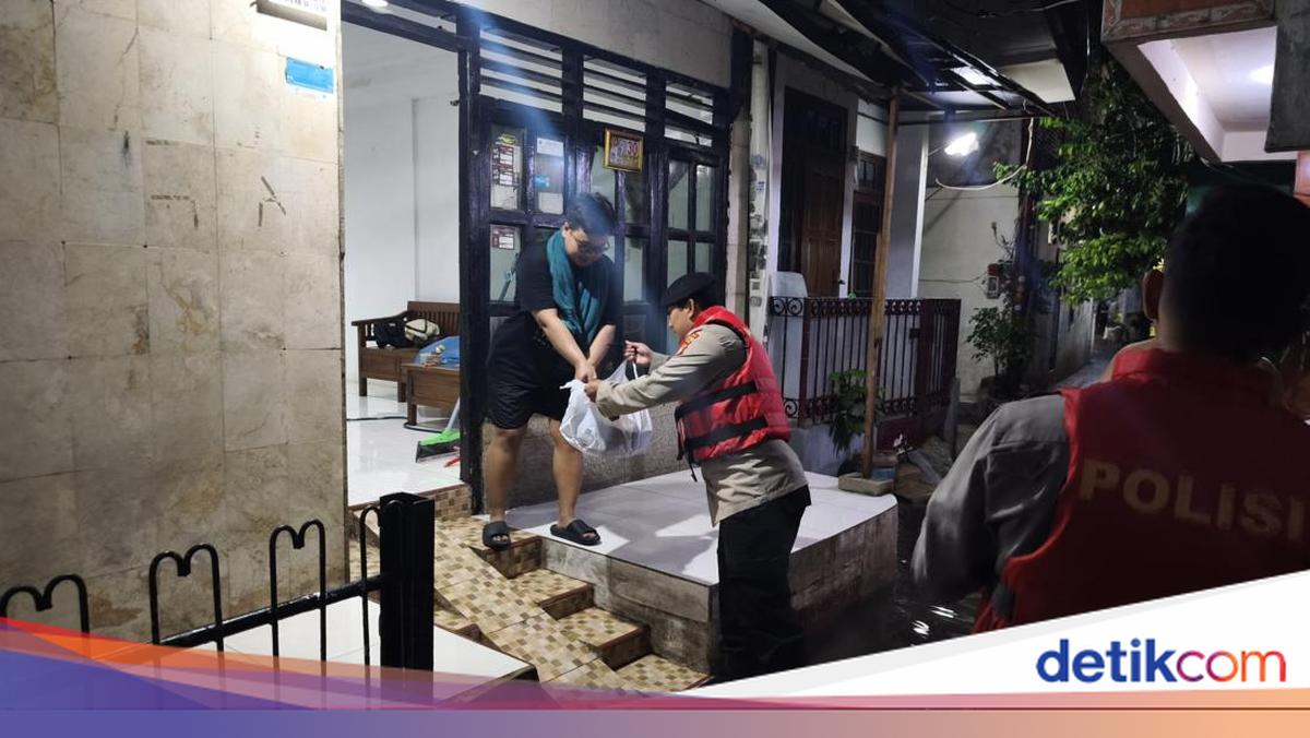 Banjir Genang Permukiman Warga Pancoran, Polisi Salurkan Makanan