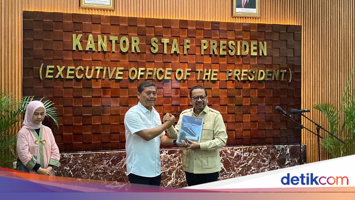 AM Putranto Menangis Saat Serah Jabatan KSP ke Qodari