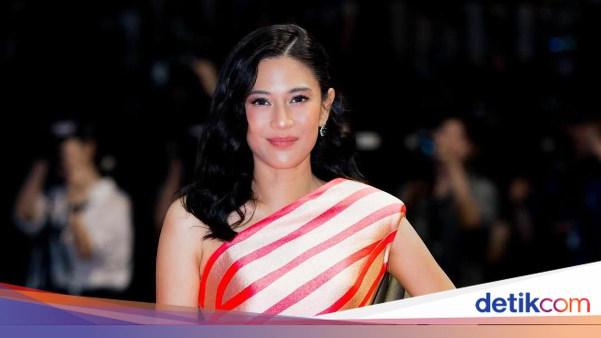 Pesona Dian Sastro Bergaun One-Shoulder Belang-belang