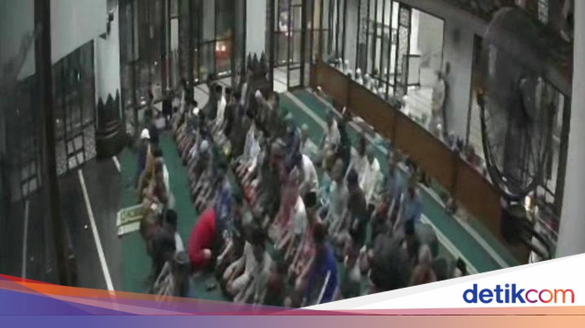 Terekam CCTV Maling Gondol Tas Isi Perhiasan Jemaah Masjid di Prambanan