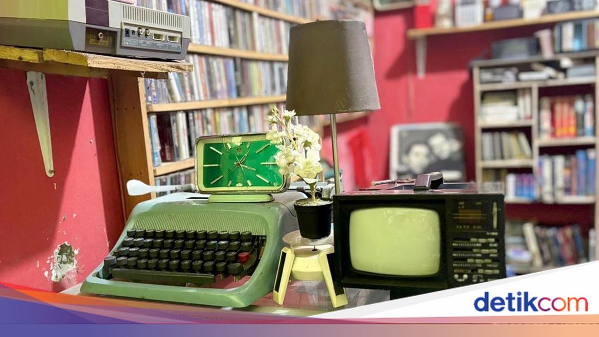 Melihat Koleksi Barang Antik di Pasar Nostalgia Surabaya