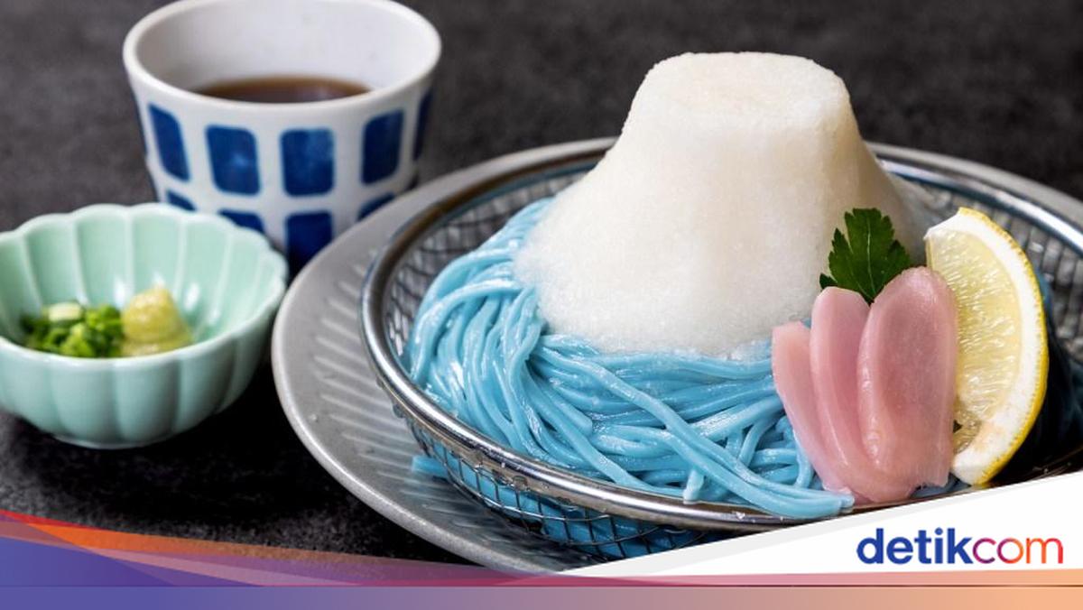 Unik! Udon Biru Bentuk Gunung Fuji yang Tampilannya Cantik
