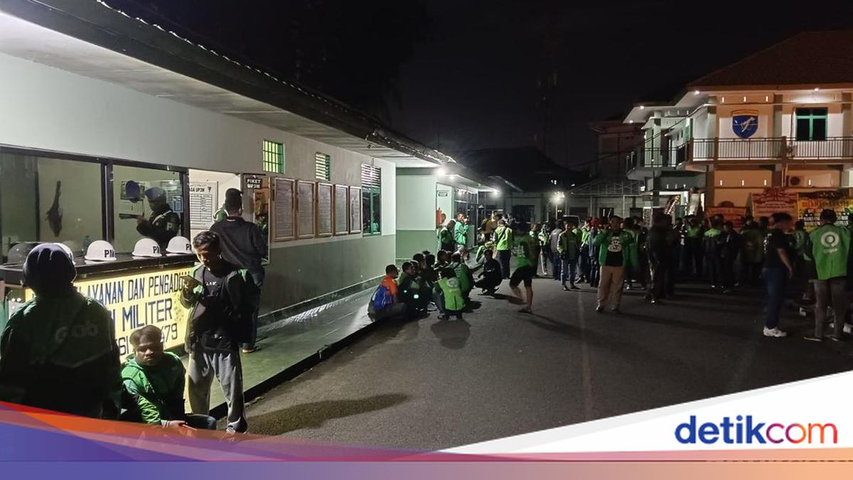 Rekan Diduga Dipukul Oknum TNI, Massa Ojol Geruduk Mapomdam Tanjungpura