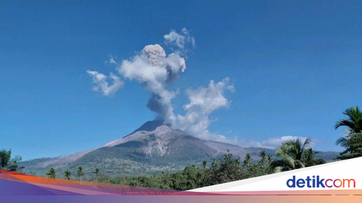Gunung Lewotobi Laki-laki Erupsi, Semburkan Abu Vulkanik 2,5 Km