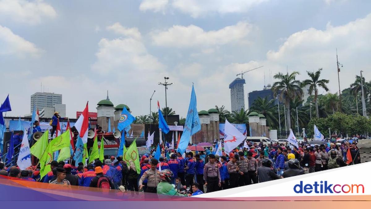 Buruh Demo di DPR, Tolak Upah Murah-Hapus Outsourcing