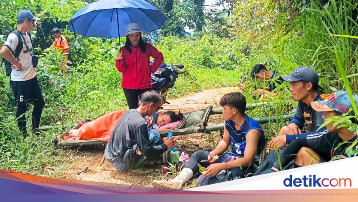 Potret dari Perbatasan: Warga Krayan Tandu Orang Sakit Naik Turun Gunung
