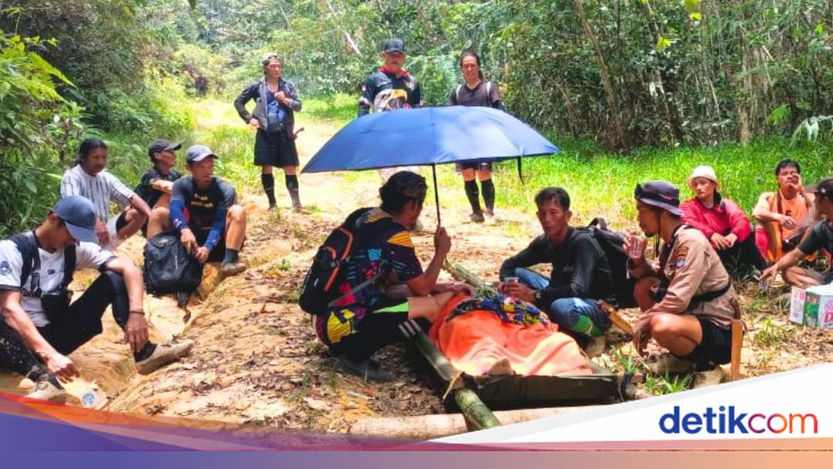 Viral Warga 6 Jam Tandu Juriah di Jalan Rusak, Bupati Nunukan Janjikan ...