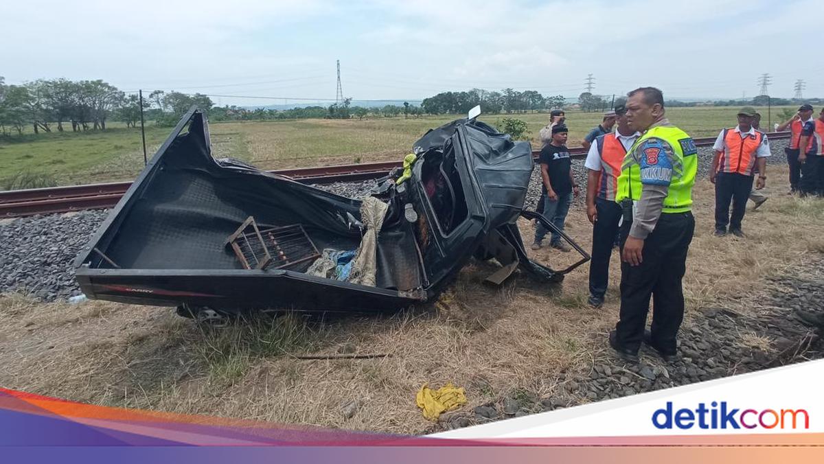 Kecelakaan Kereta Vs Mobil Pikap di Cirebon, Dua Orang Tewas
