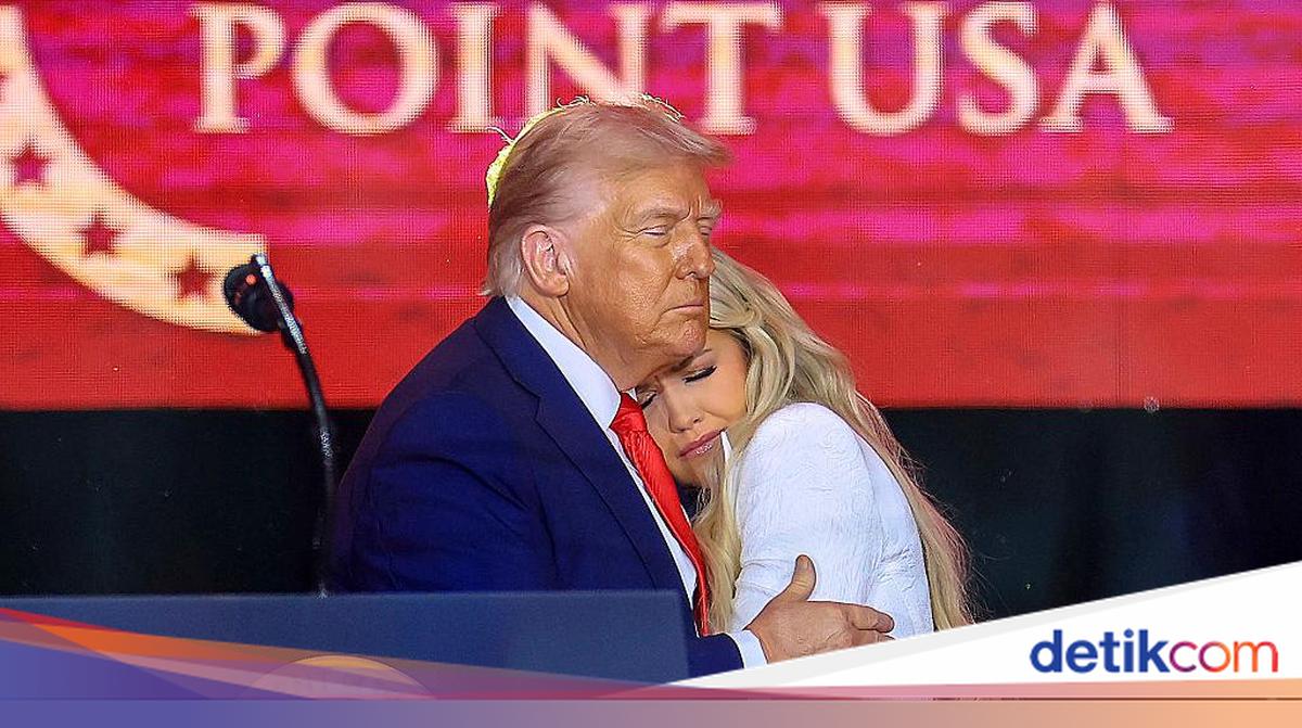 Most Pop: Momen Janda Charlie Kirk Berpelukan dengan Donald Trump