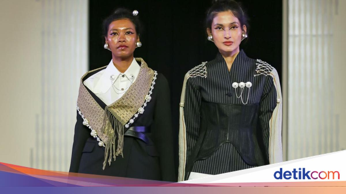Foto: Inspirasi Gaya Formal dengan Wastra Nusantara, Batik Hingga Tenun