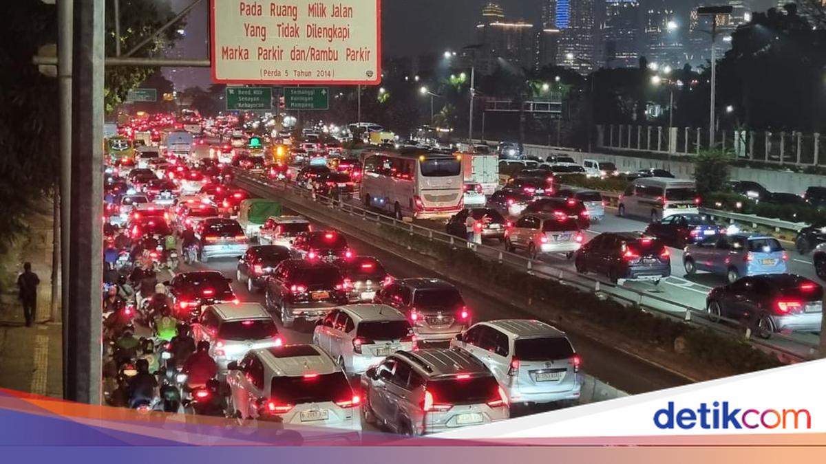 Jalan Gatsu Arah Pancoran Macet Malam Ini, Pemotor Terobos Jalur TransJ
