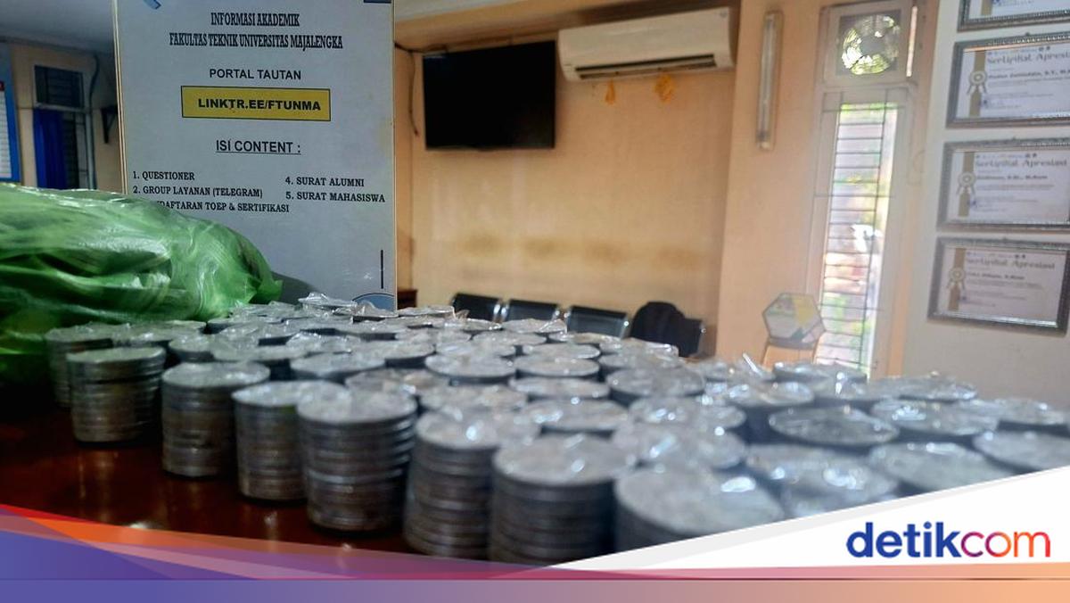 Haru di Kampus Unma, Mahasiswa Bawa Uang Receh Demi Bisa Wisuda