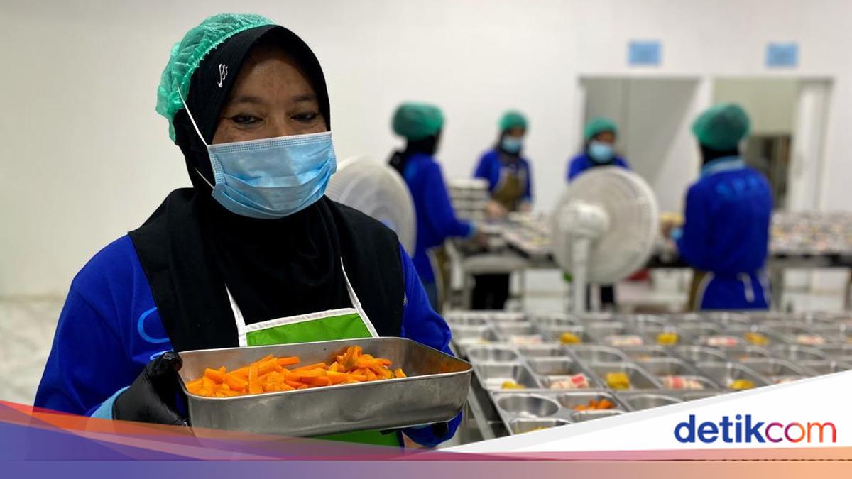 Cerita Enung Jadi Relawan Dapur MBG di Bandung